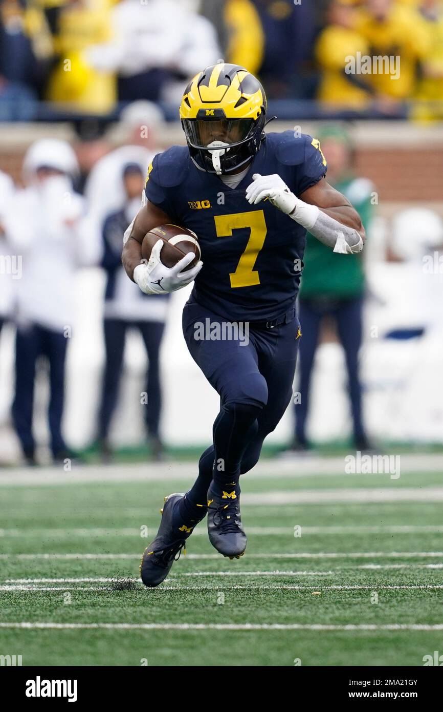 Michigan running back Donovan Edwards (7) runs the ball against Penn ...