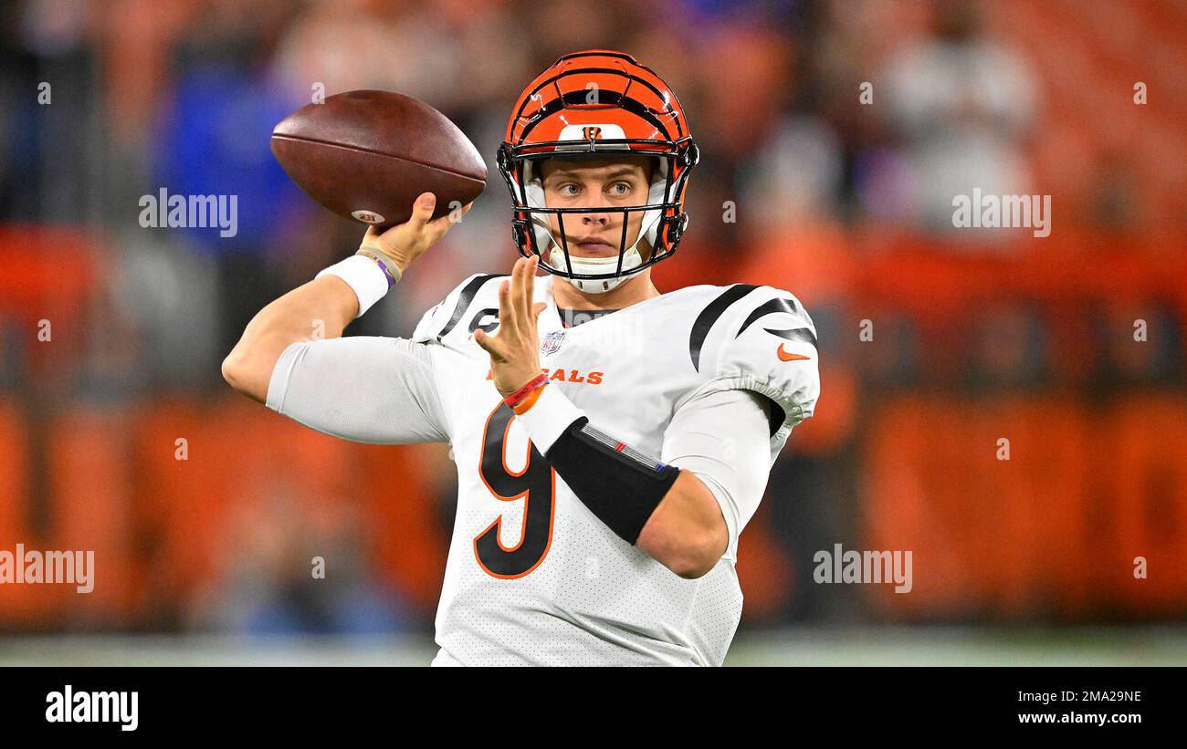 Cincinnati Bengals quarterback Joe Burrow warms up before an NFL ...