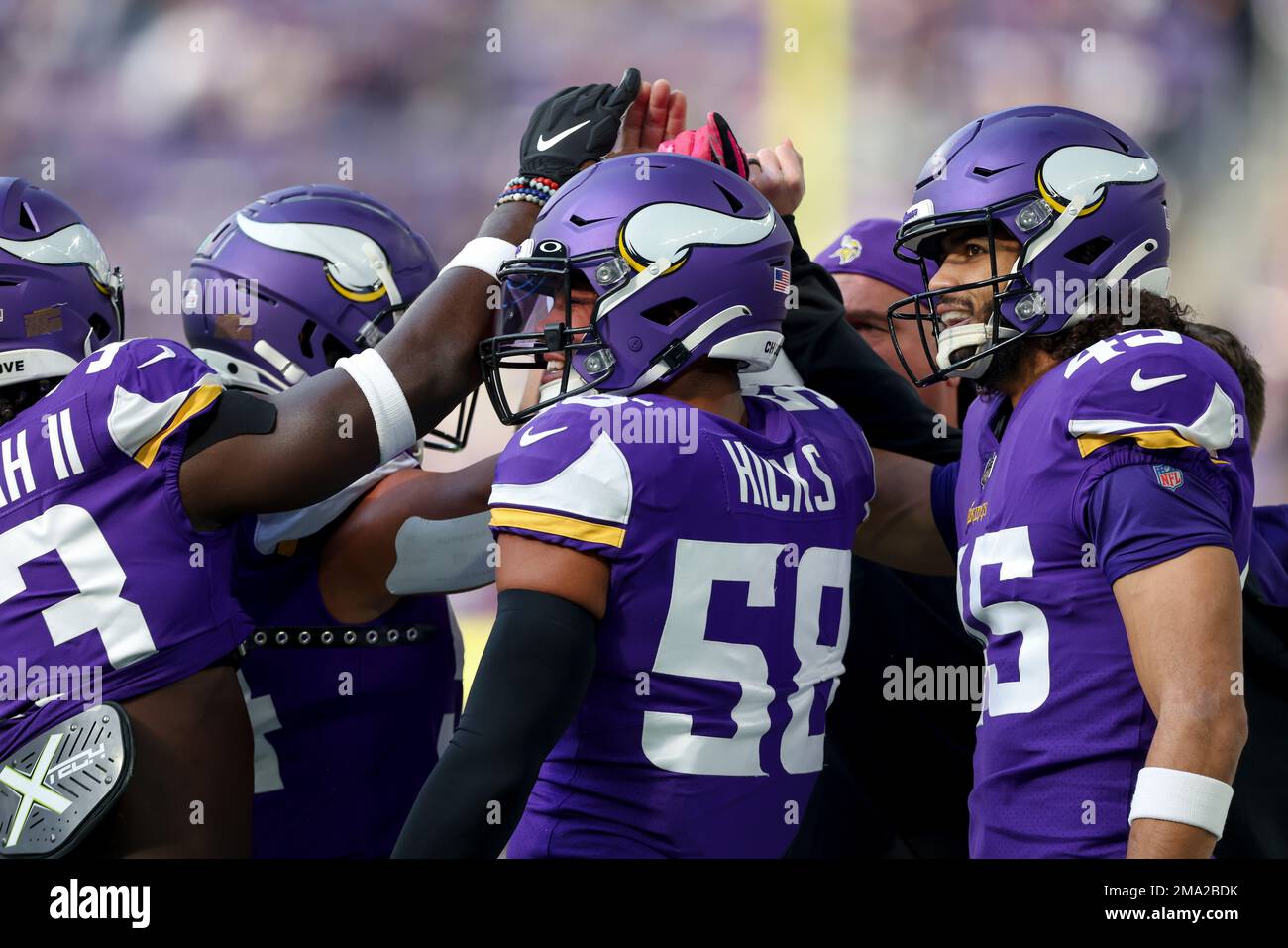 Minnesota Vikings linebacker Jordan Hicks (58) huddles with teammates ...