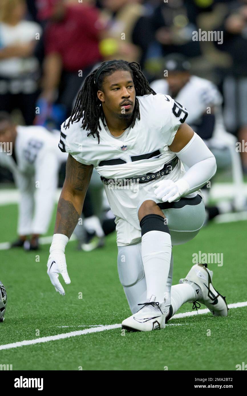 Las Vegas Raiders defensive tackle Kendal Vickers (95) warms up before ...