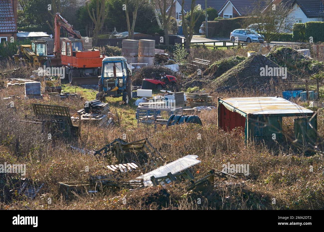 Cluttered yard hi-res stock photography and images - Alamy