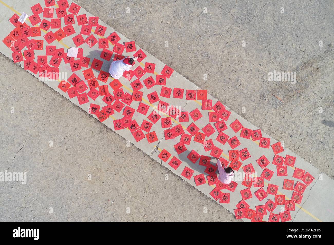 Students air the blessing character "Fu" in Quanhetou Town, Fengrun ...