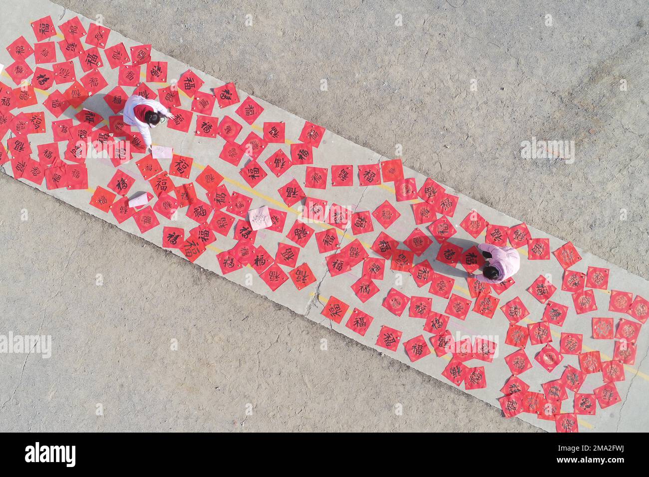 Students air the blessing character "Fu" in Quanhetou Town, Fengrun ...