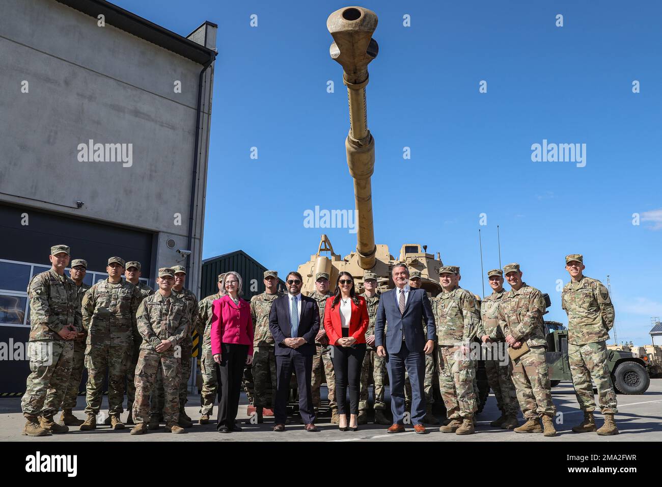 U.S. Soldiers of the 1st Infantry Division Artillery and the ...