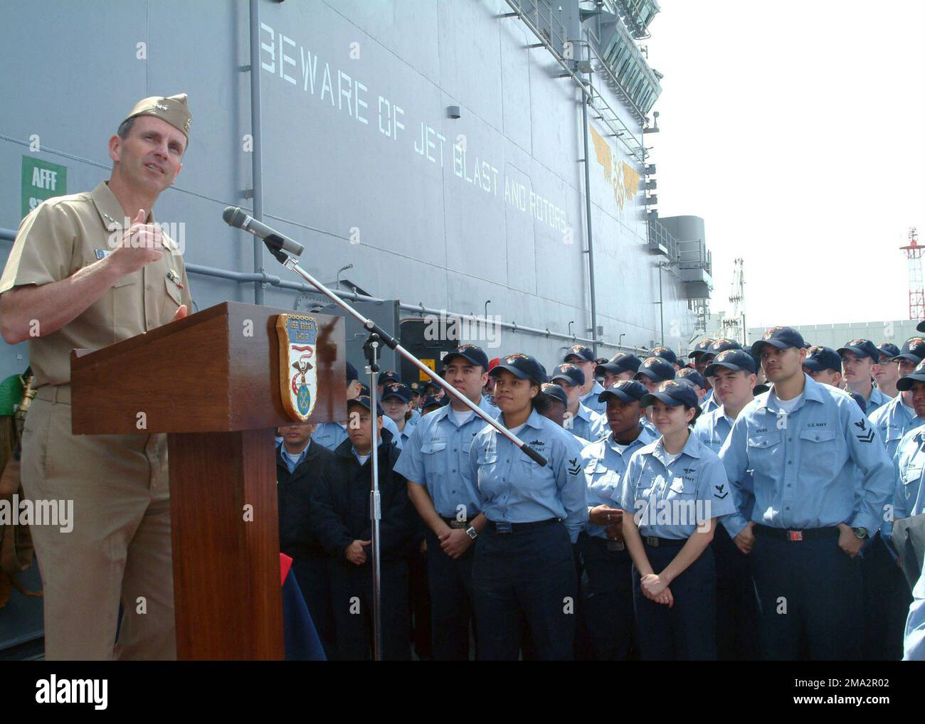 Lhd 2 uss essex hi-res stock photography and images - Alamy
