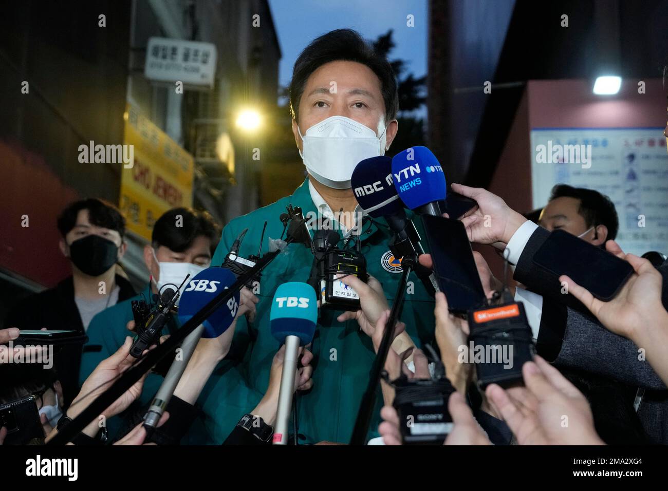 Seoul's Mayor Oh Se-hoon speaks at the scene of a deadly accident in ...