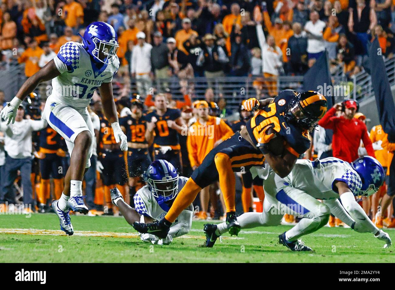 Tennessee running back Jaylen Wright (20) spins as he runs for yardage ...