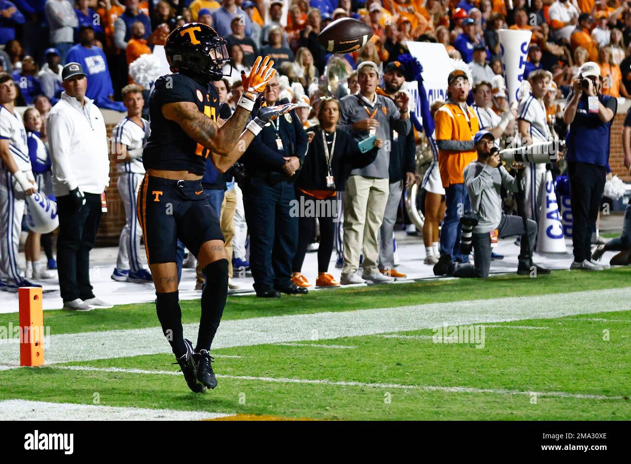 Tennessee wide receiver Jalin Hyatt (11) catches a pass in the end zone ...