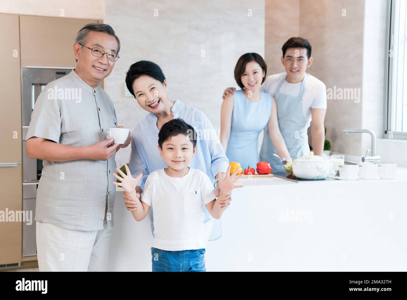 Happy family in the kitchen Stock Photo - Alamy