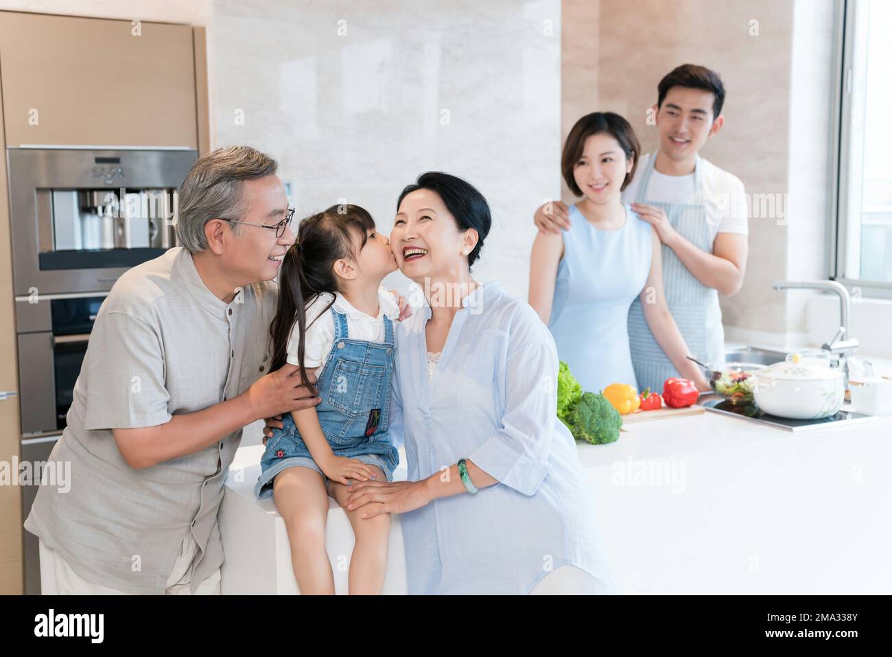 Happy family in the kitchen Stock Photo - Alamy
