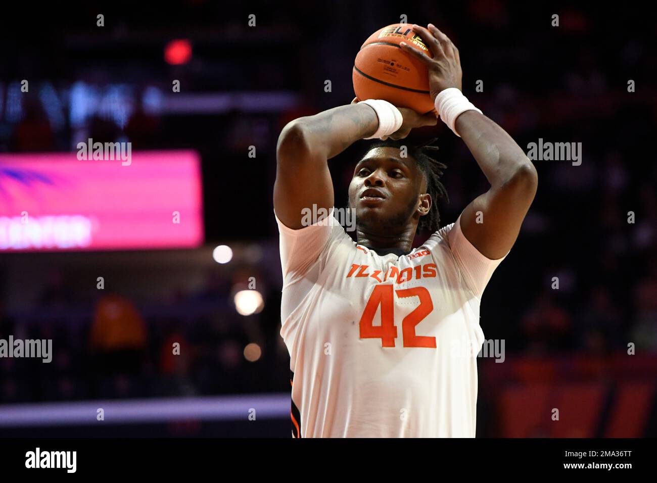 Illinois' Dain Dainja shoots a free throw during the second half of an ...