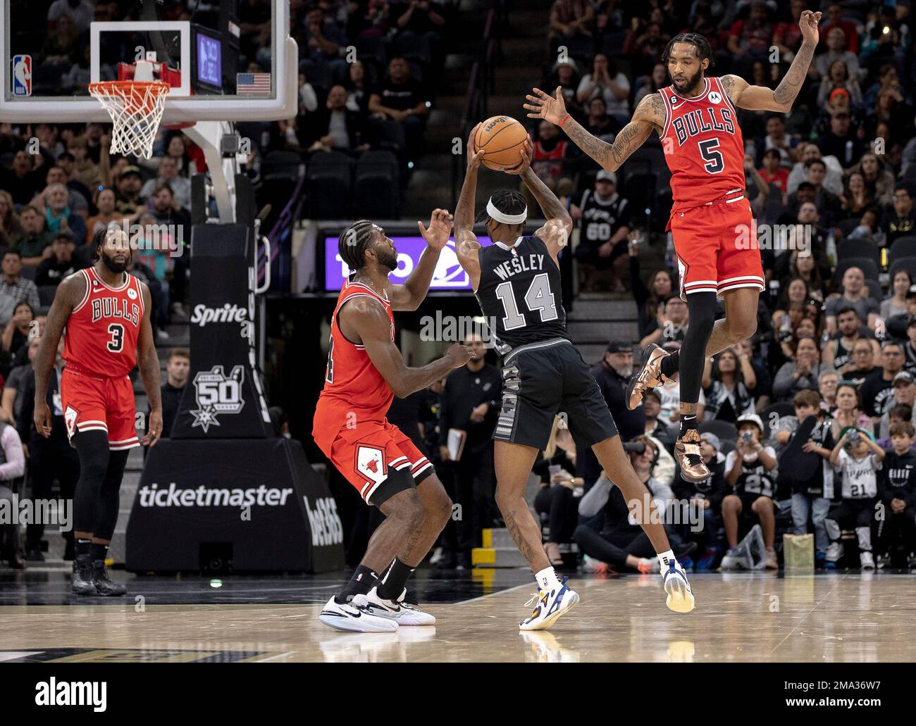 Chicago Bulls forward Derrick Jones Jr. (5) defends San Antonio Spurs ...