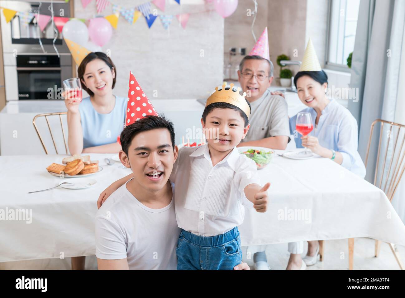 Family children indoor party hi-res stock photography and images - Alamy