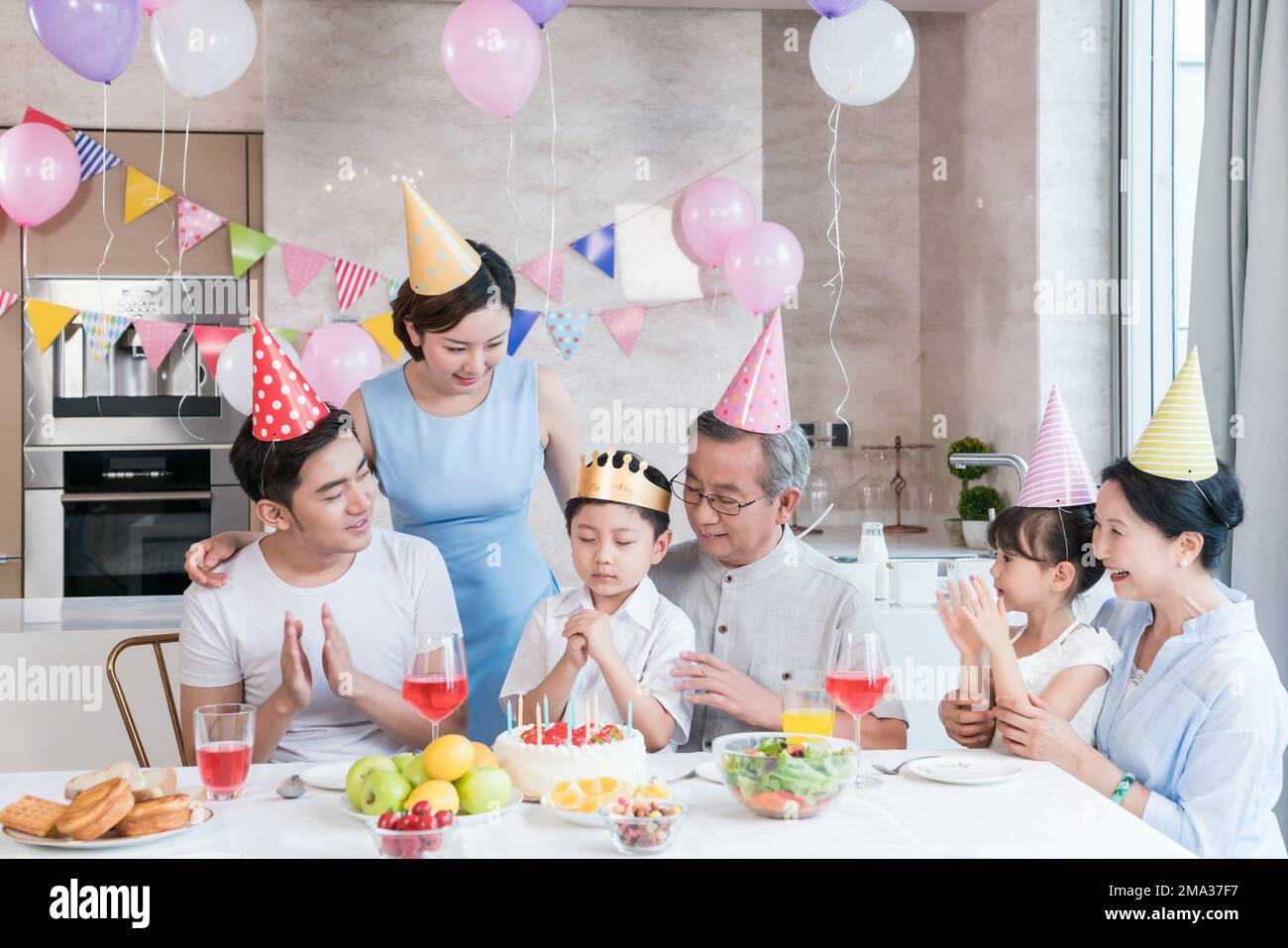 Children mother clapping father standing hi-res stock photography and ...