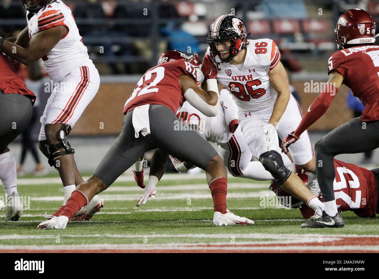 Utah tight end Dalton Kincaid (86) blocks Washington State linebacker ...