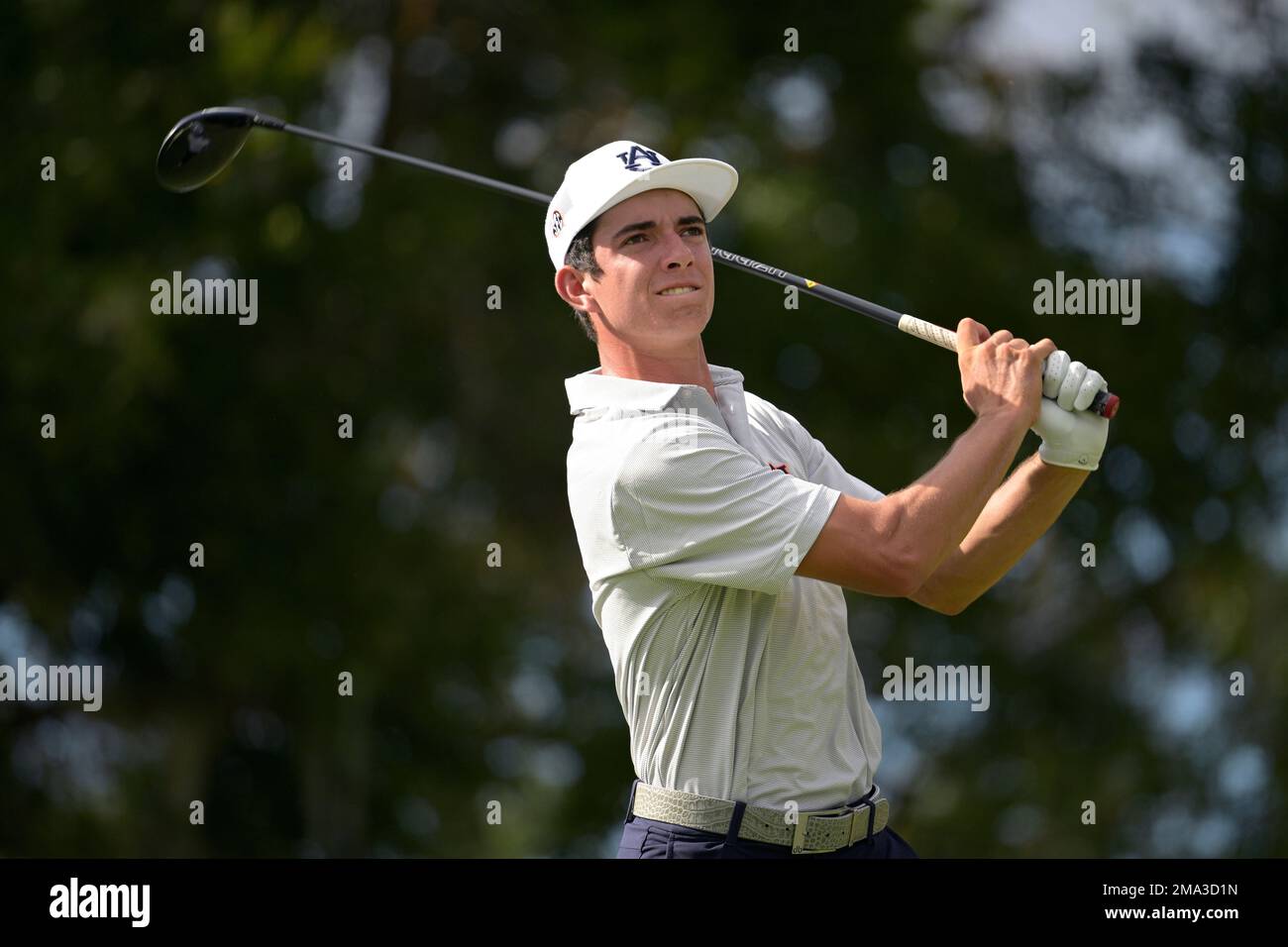 Brendan Valdes, of Auburn, watches his tee shot on the 18th hole during ...