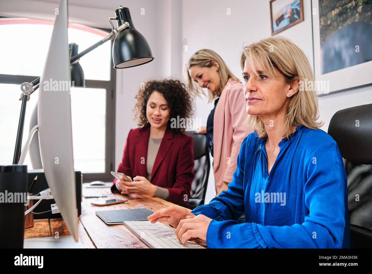 Female entrepreneurs working in a coworking office Stock Photo - Alamy