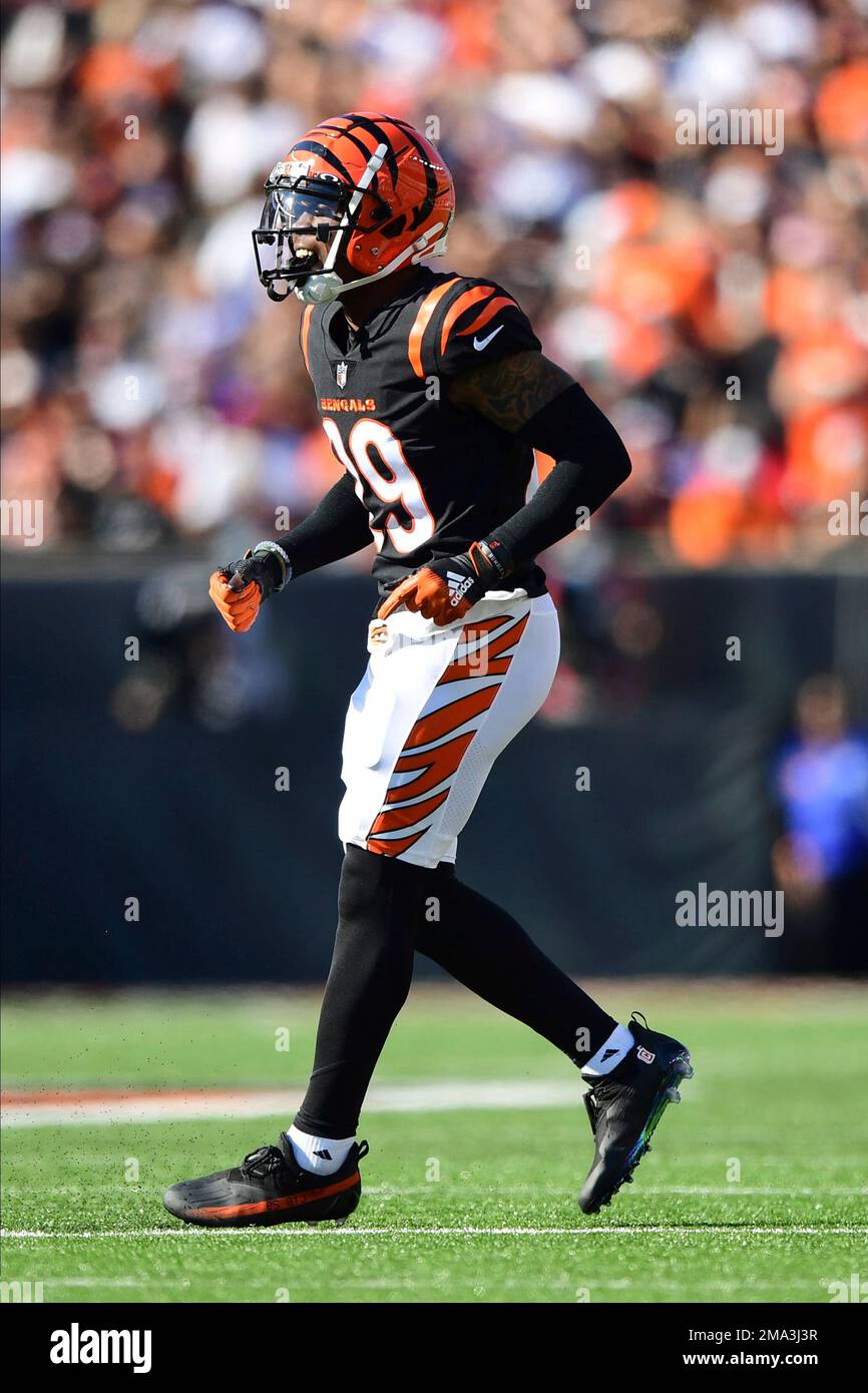 Cincinnati Bengals cornerback Cam Taylor-Britt (29) runs for the play ...