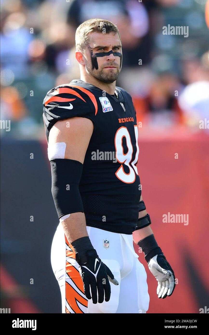Cincinnati Bengals defensive end Sam Hubbard (94) warms up before an ...