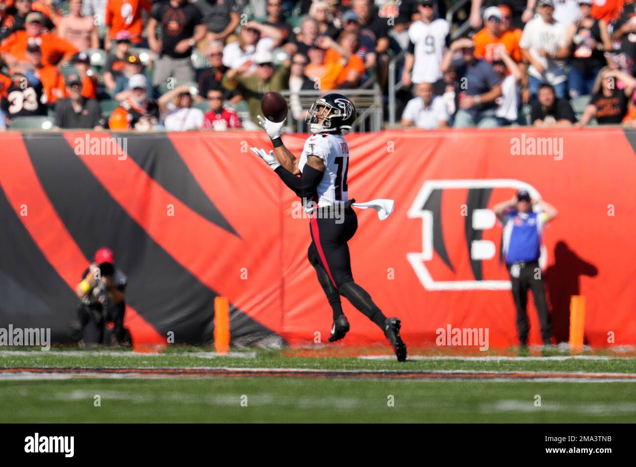 Atlanta Falcons wide receiver Damiere Byrd (14) makes a catch for a ...