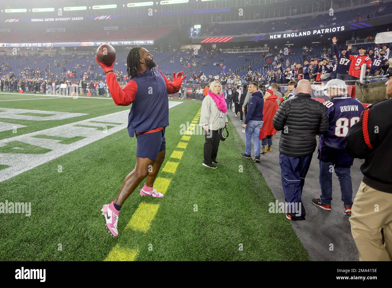 New England Patriots linebacker Matthew Judon (9) plays catch with fans ...