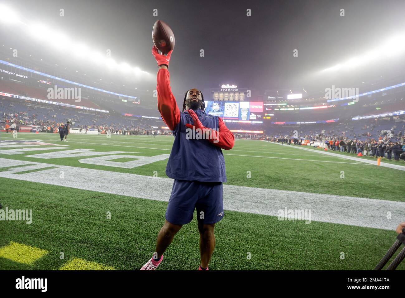 New England Patriots linebacker Matthew Judon (9) plays catch with fans ...