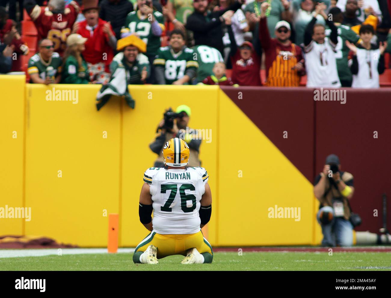 Green Bay Packers guard Jon Runyan (76) kneels after the final whistle ...
