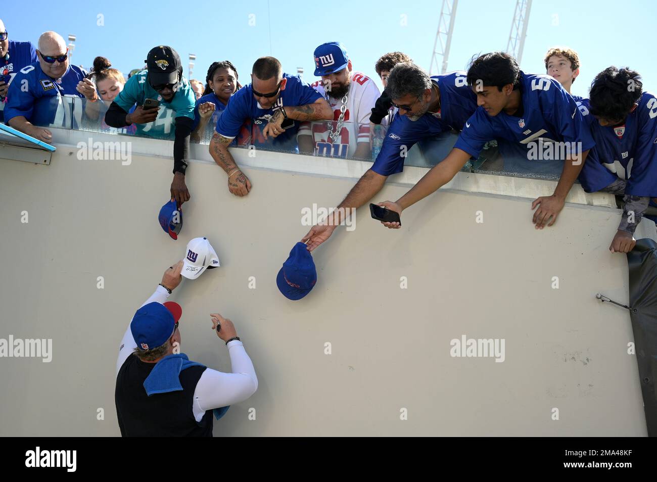 New York Giants defensive coordinator Wink Martindale signs autographs ...