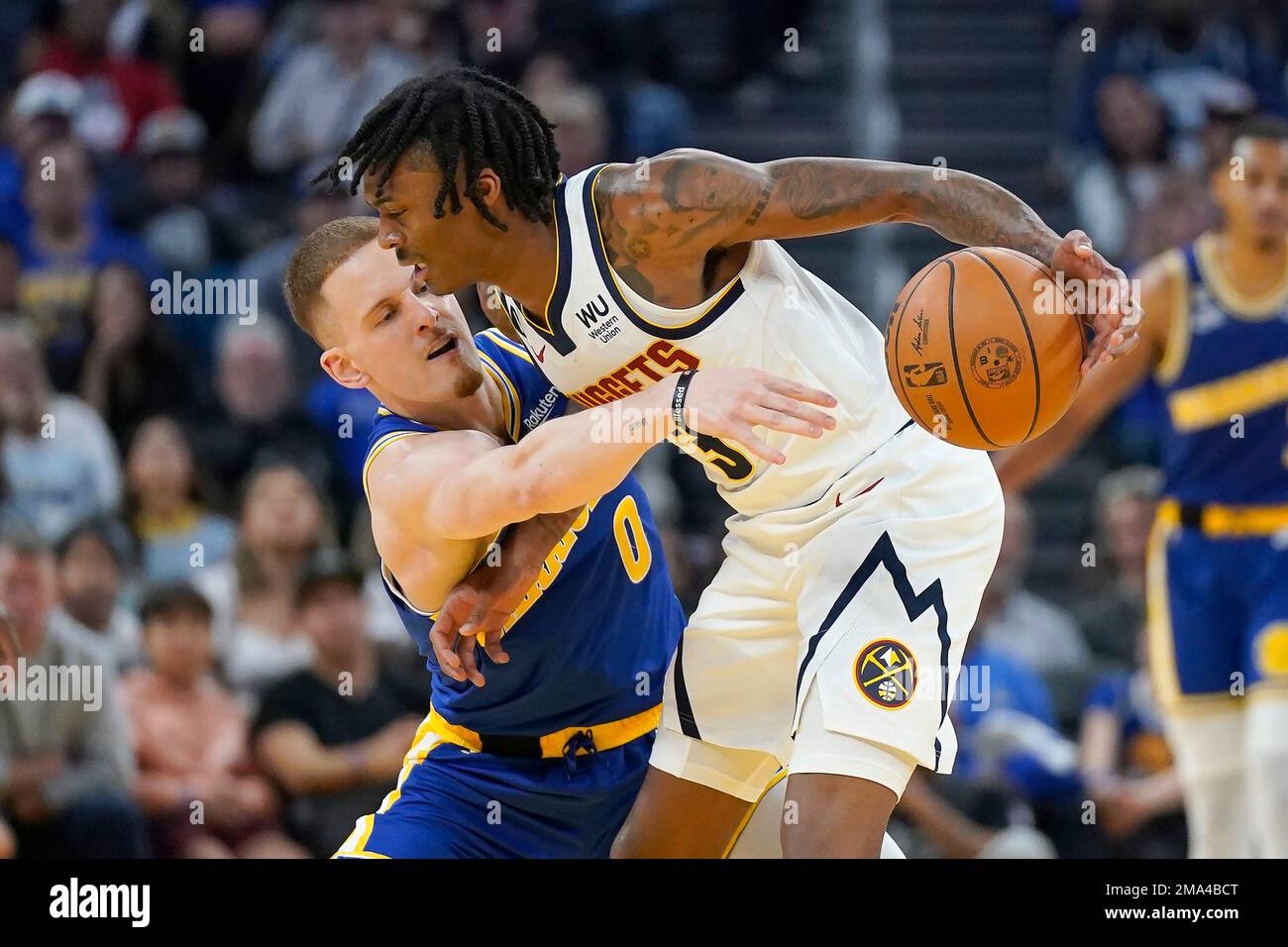 Golden State Warriors guard Donte DiVincenzo, left, reaches for the ...