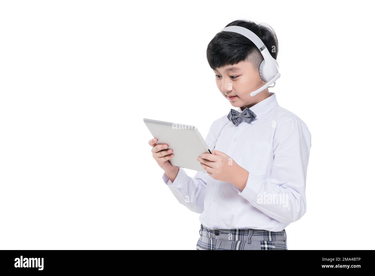 Happy pupils use tablet computers Stock Photo - Alamy
