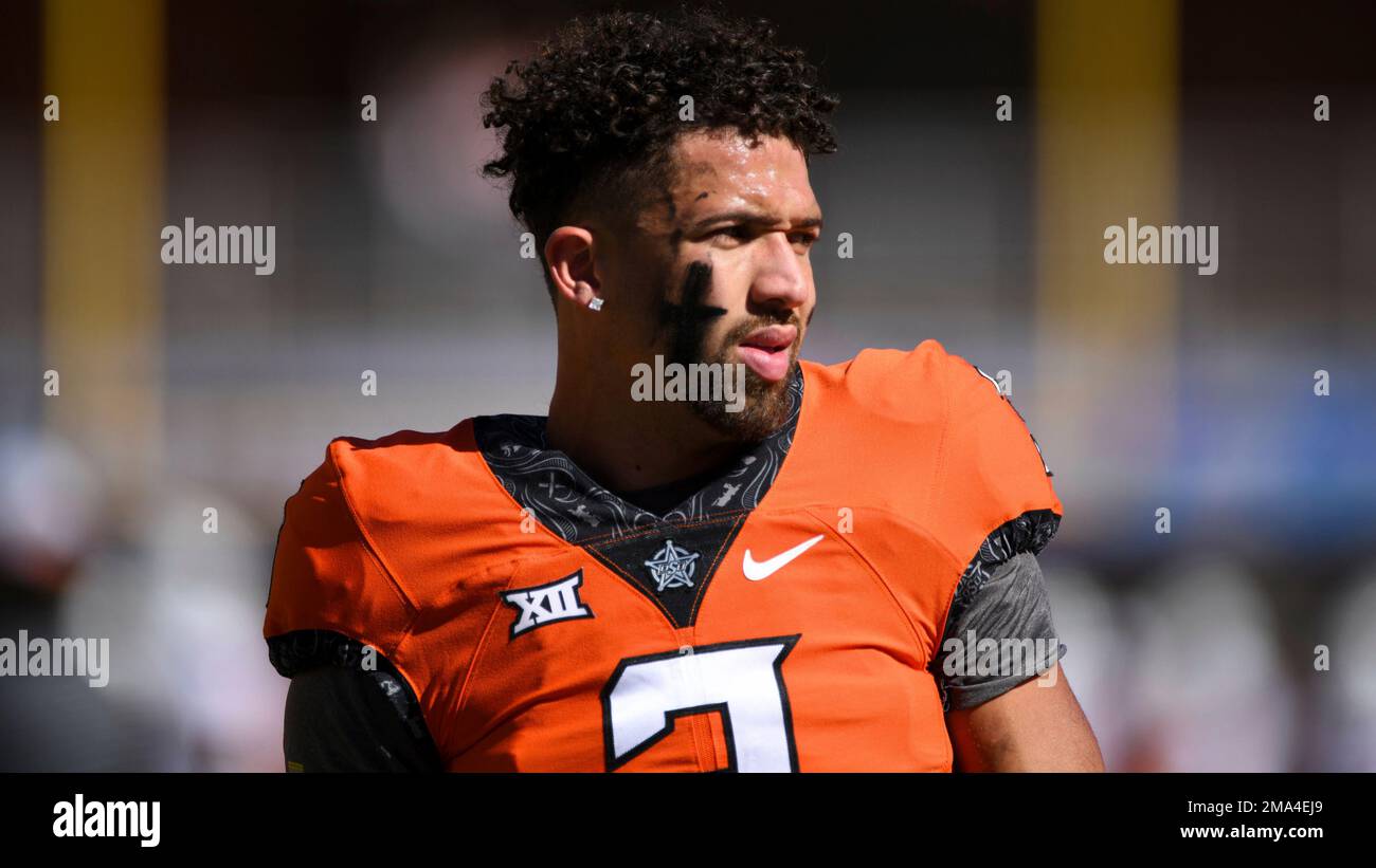 Oklahoma State quarterback Spencer Sanders (3) warms up prior to an ...