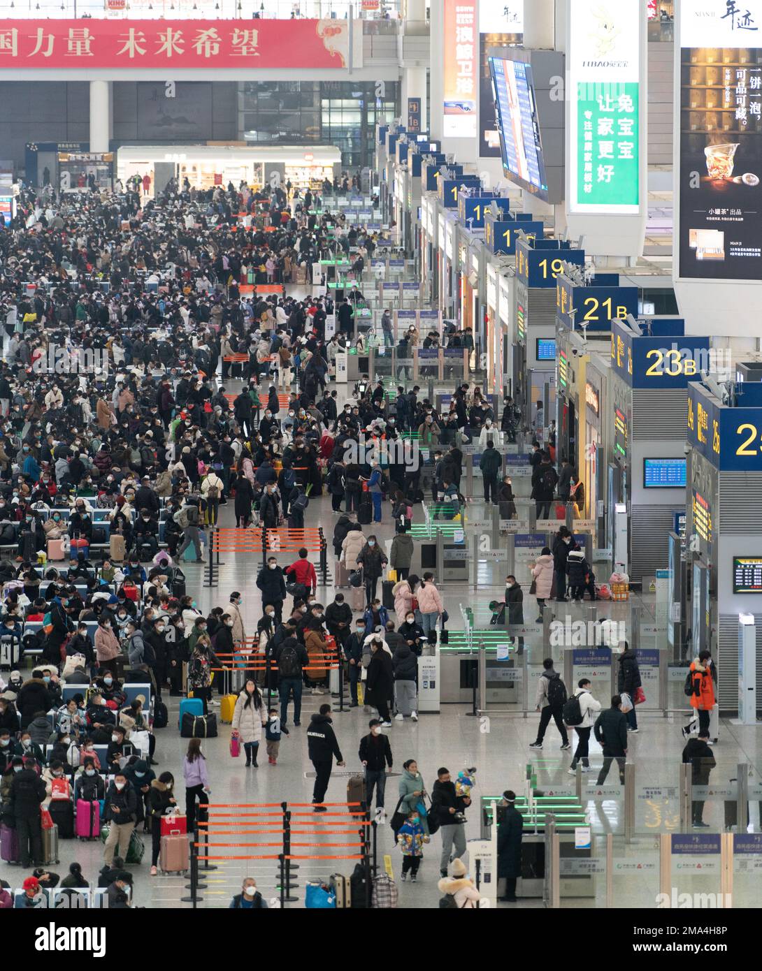 Passenger flows increase sharply at Shanghai Hongqiao railway station ...