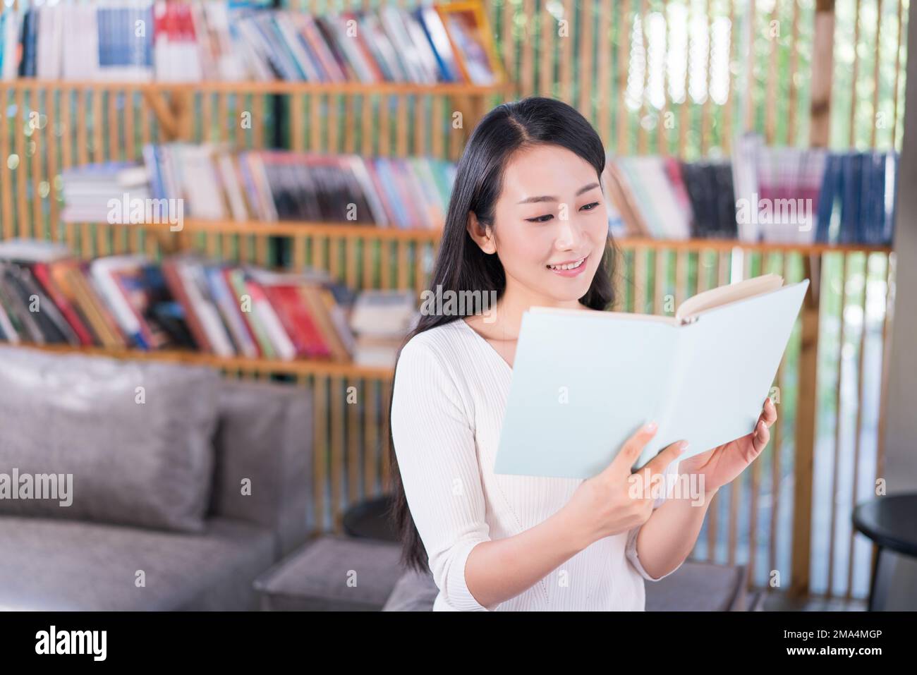 Bookshop reading young hi-res stock photography and images - Alamy