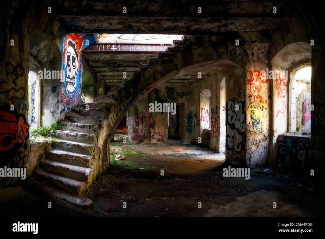 fuerte abandonado con escalera y grafitis Stock Photo - Alamy