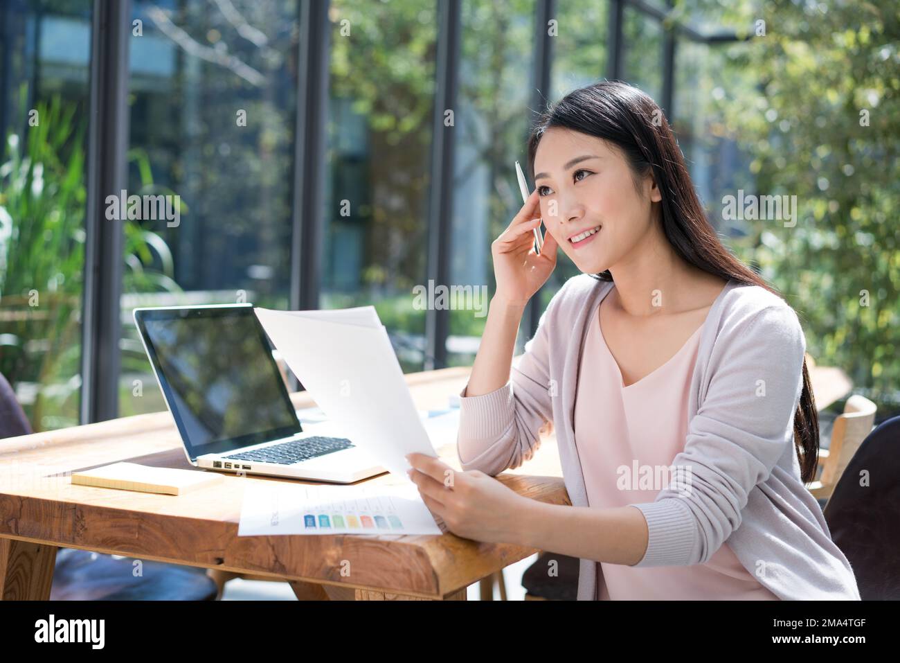 A young woman use the computer Stock Photo - Alamy