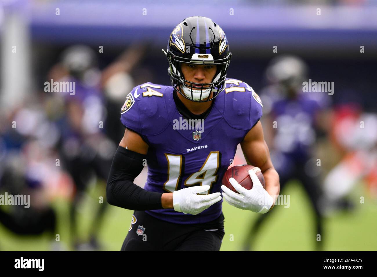 Baltimore Ravens safety Kyle Hamilton (14) warms up before playing ht ...