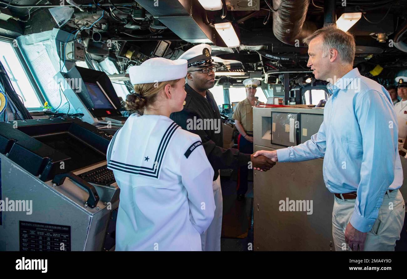 Raven right hi-res stock photography and images - Alamy