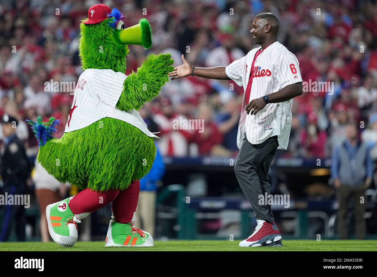 Former Philadelphia Phillies' Ryan Howard greets the Phill Phanatic ...