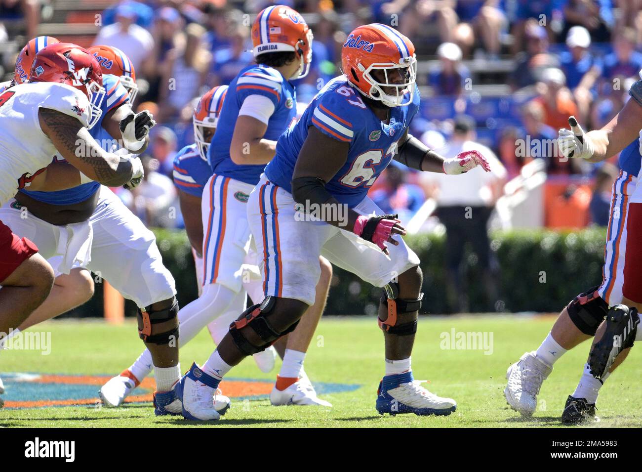 Florida offensive lineman Richie Leonard IV (67) sets up to block ...