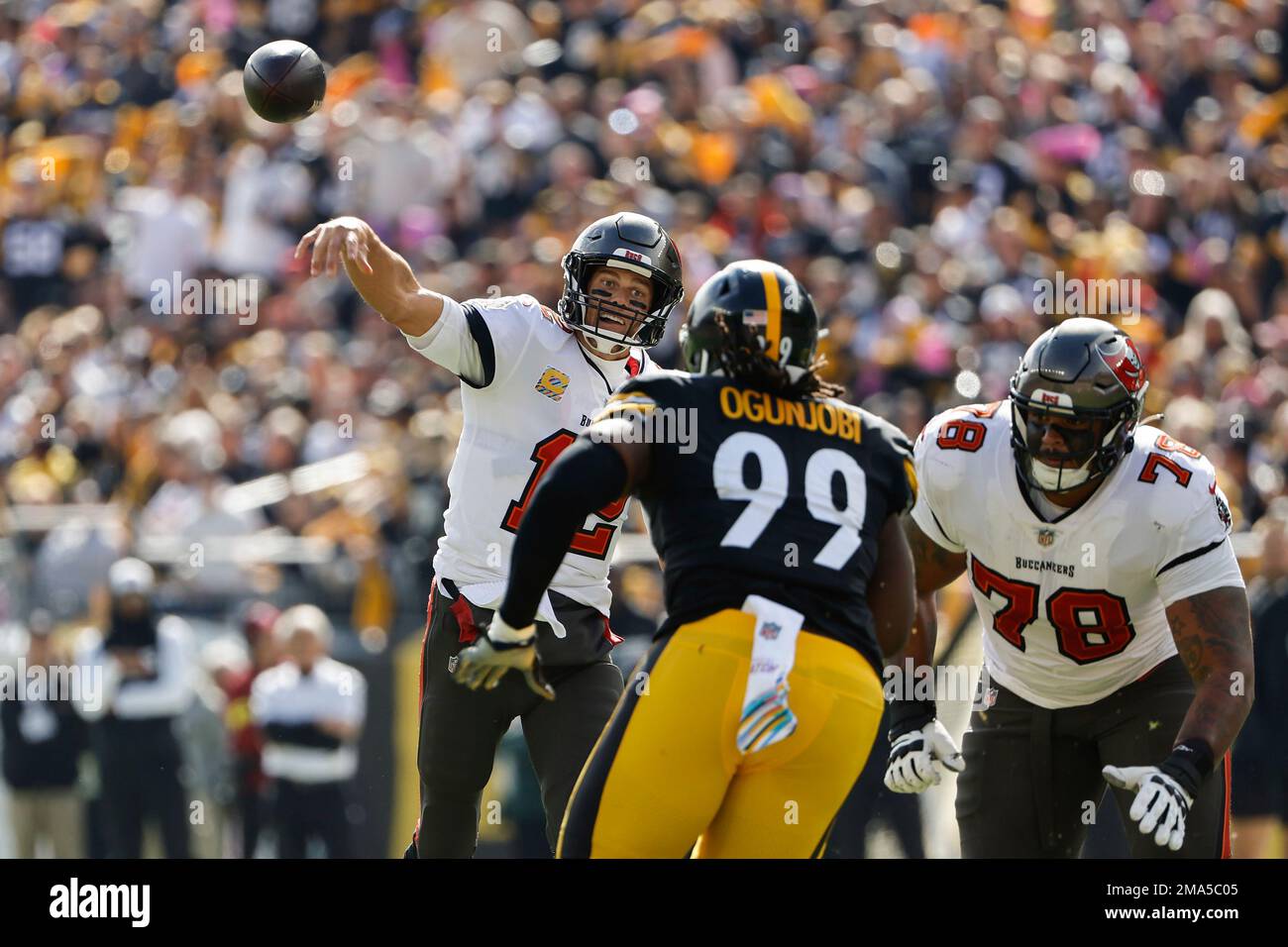 Tampa Bay Buccaneers quarterback Tom Brady passes against the ...