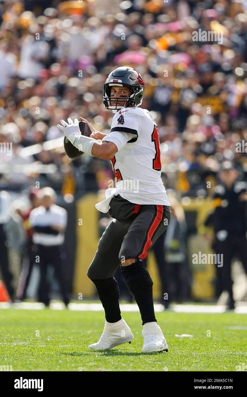 Tampa Bay Buccaneers quarterback Tom Brady passes against the ...