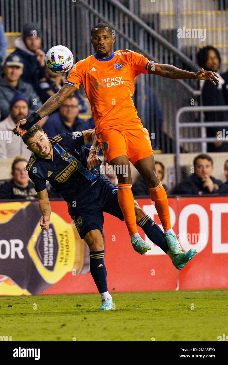 FC Cincinnati's Arquimides Ordonez, right, leaps for the all against ...