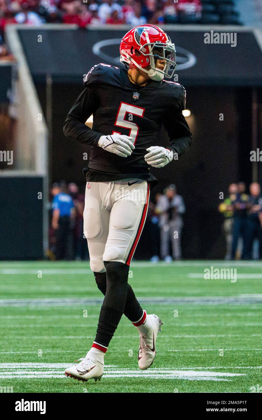 Atlanta Falcons wide receiver Drake London (5) lines up during the ...
