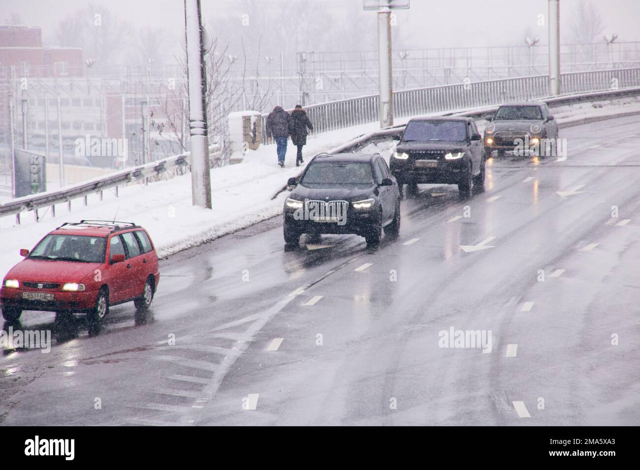 Belarus, Minsk - 18 december, 2022: Cars on wide road in snow Stock ...