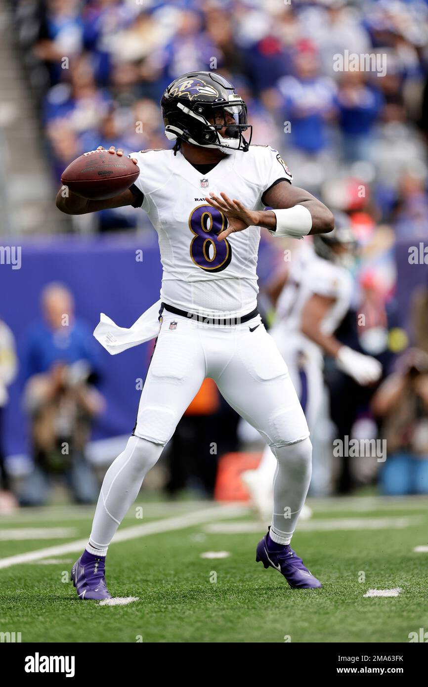 Baltimore Ravens quarterback Lamar Jackson (8) passes against the New ...