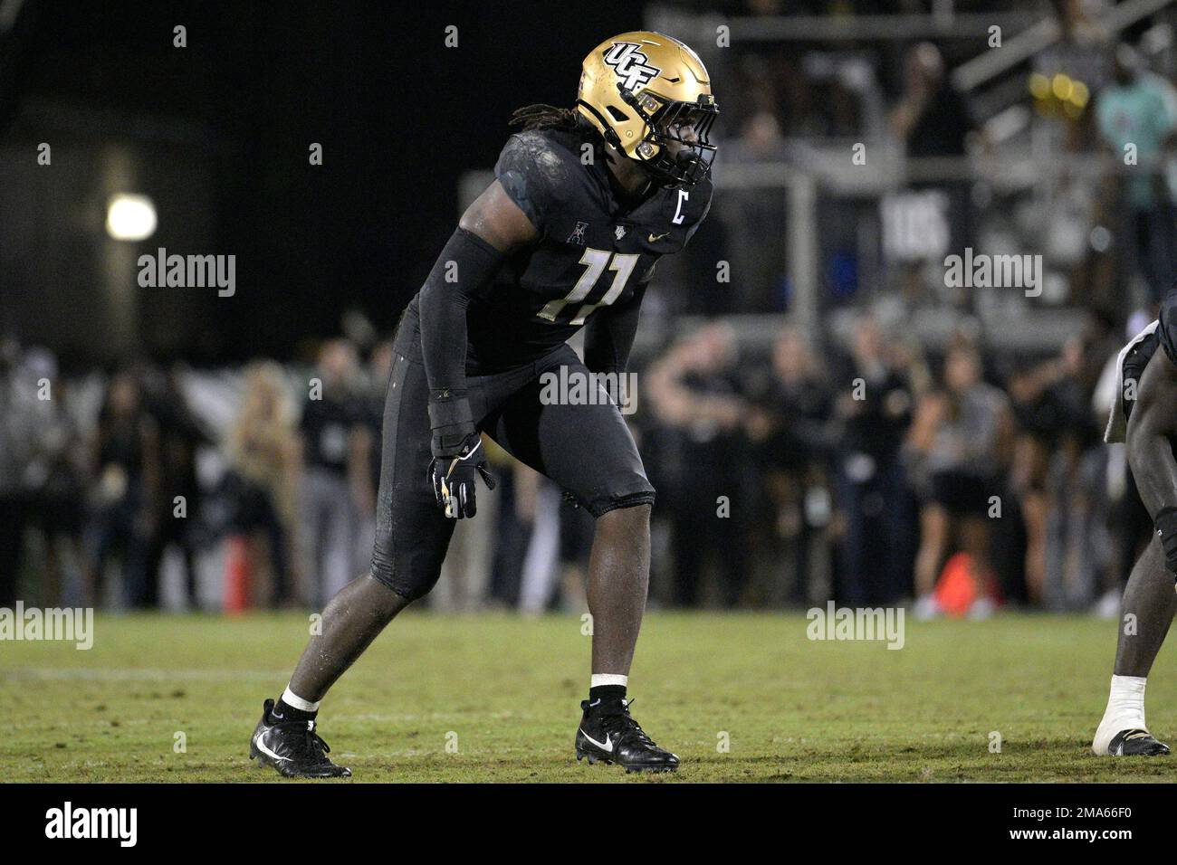 Central Florida linebacker Jeremiah Jean-Baptiste (11) sets up for a ...