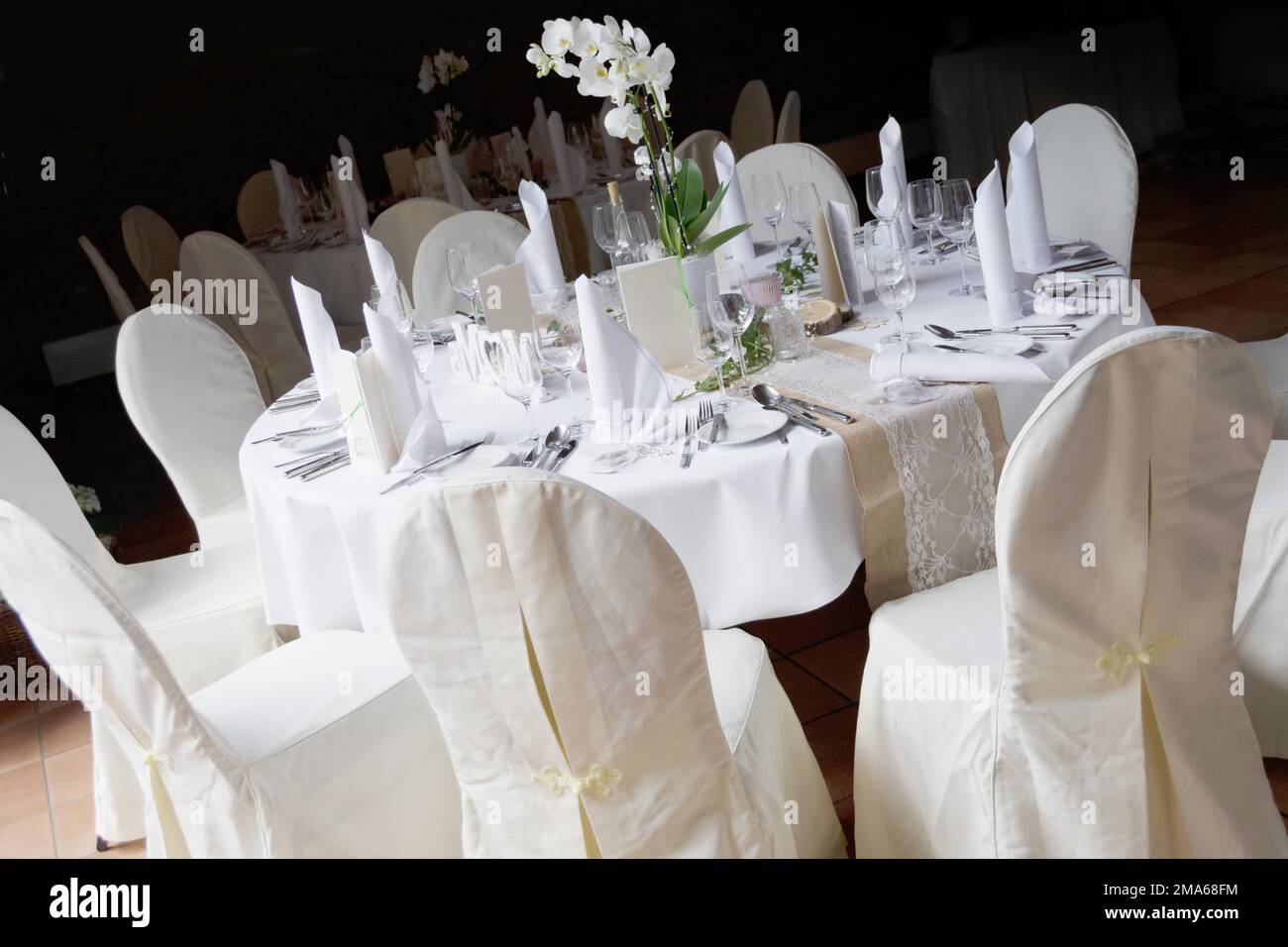 Advertising table setting hi-res stock photography and images - Alamy