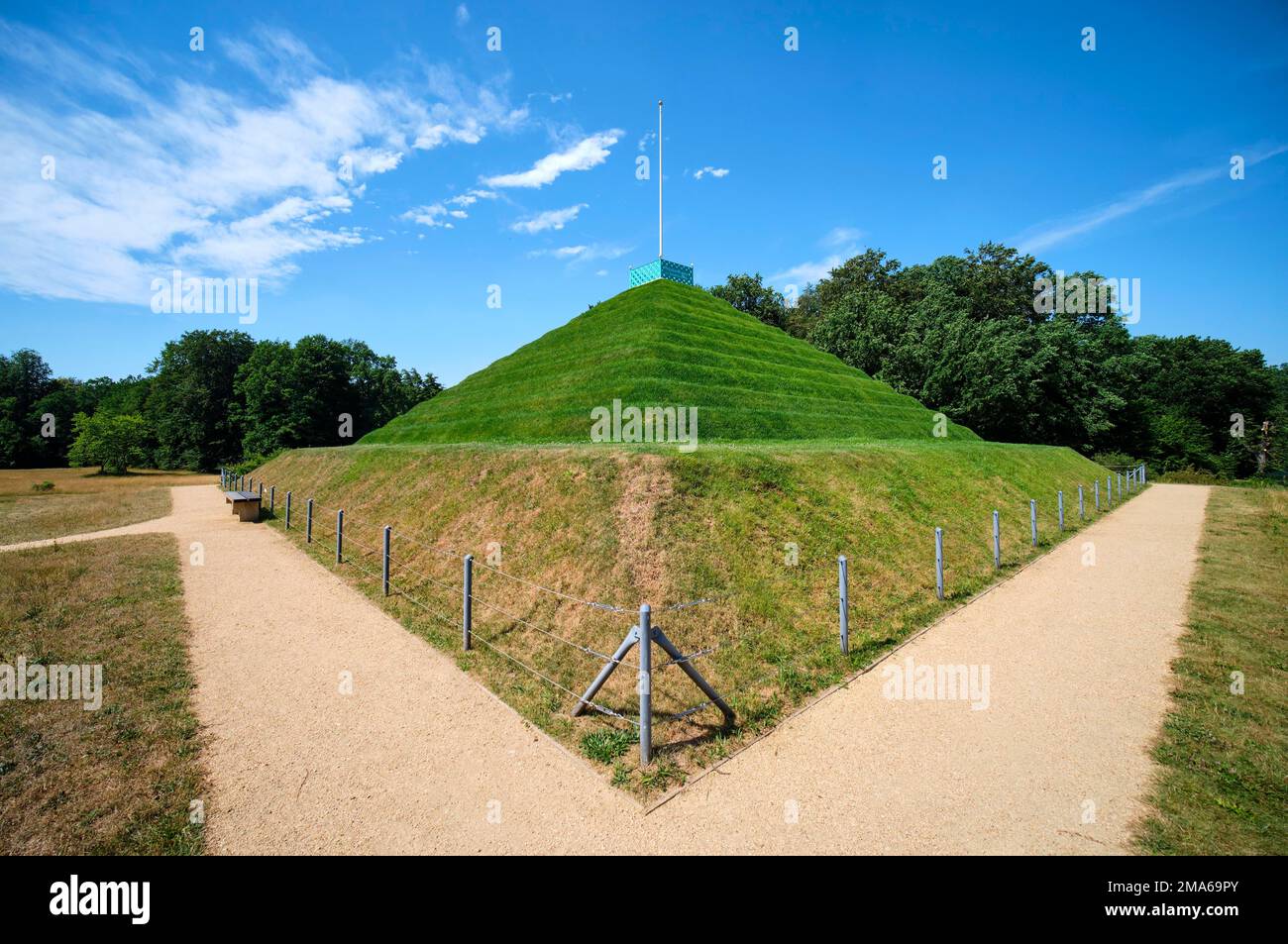 Land pyramid hi-res stock photography and images - Alamy