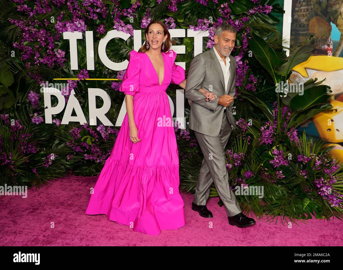 Julia Roberts, left, and George Clooney, co-stars of "Ticket to ...