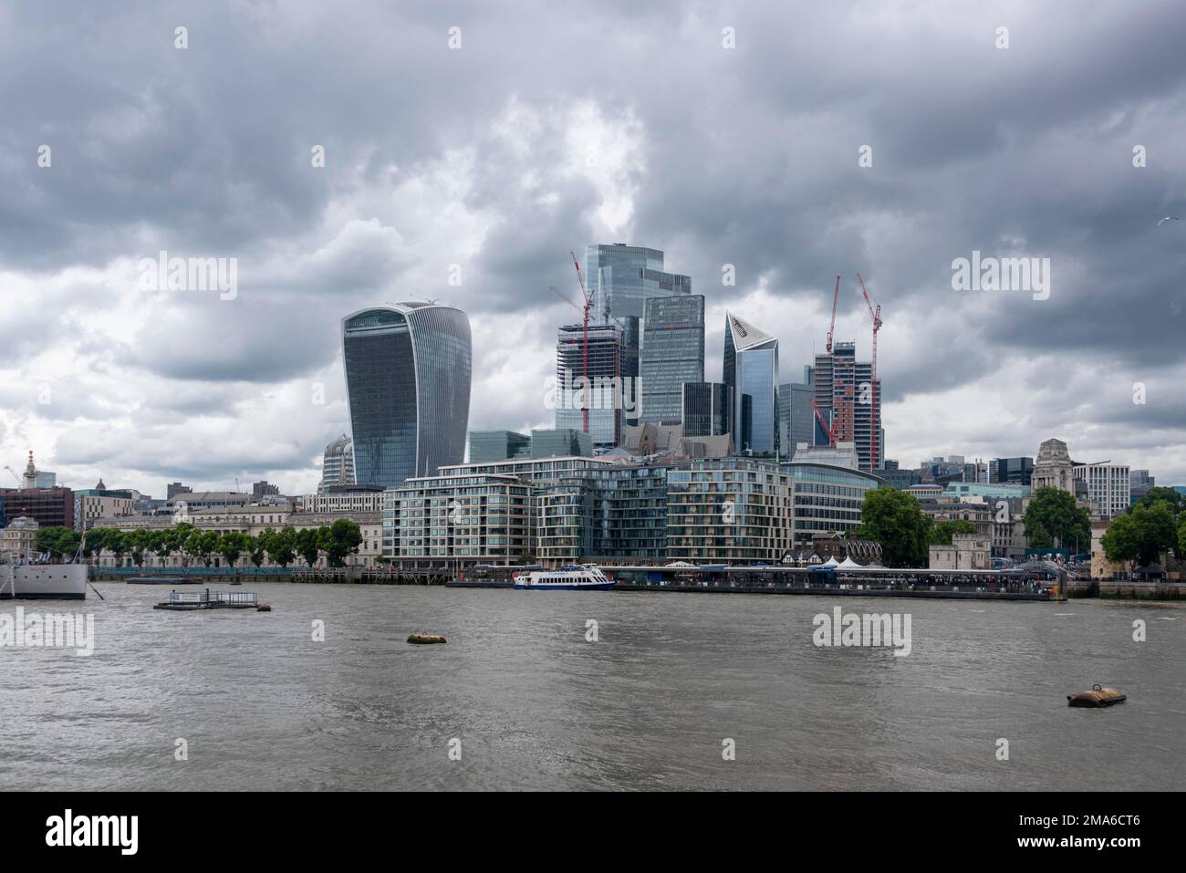 Skyscraper, financial district City of London, left high-rise 20 ...